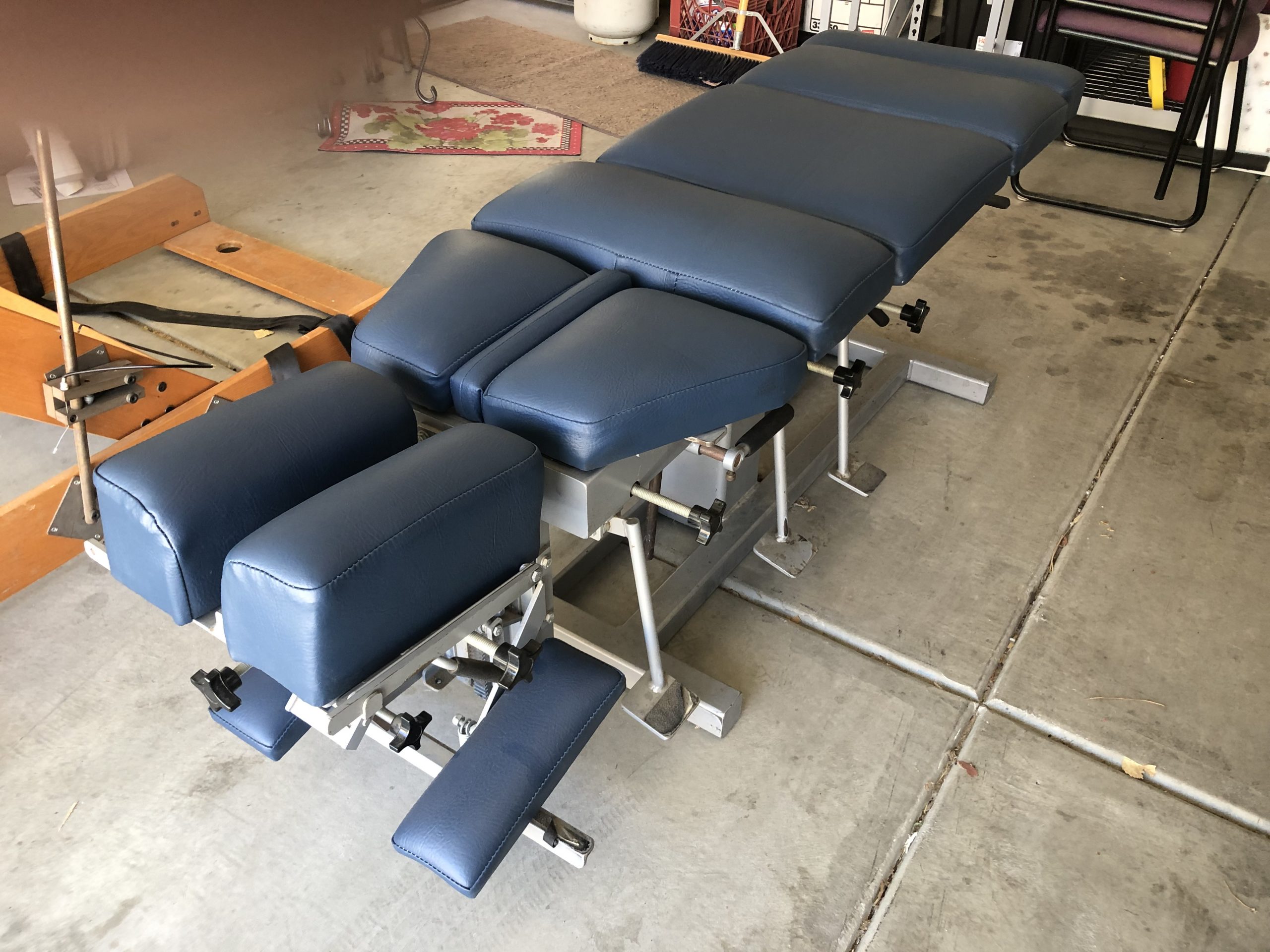 Omni stationary adjusting tables available – Chirocom